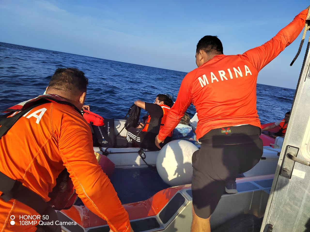 Marina rescató a 12 personas a bordo de yate que se hundía en Progreso ...
