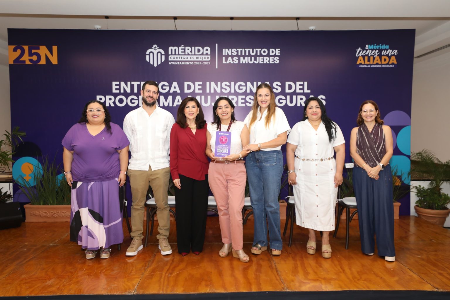 Empresas de Mérida reciben la insignia Mujeres Seguras - Líneas Emergentes
